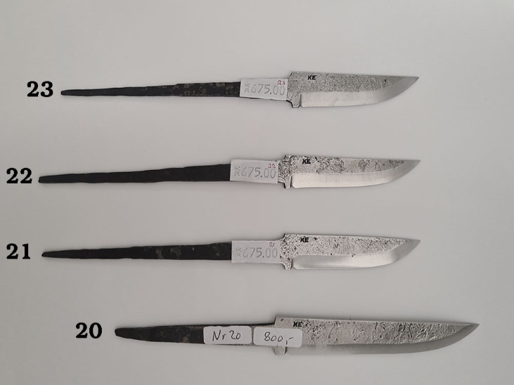 Håndsmidde knivblader av Kay Embretsen